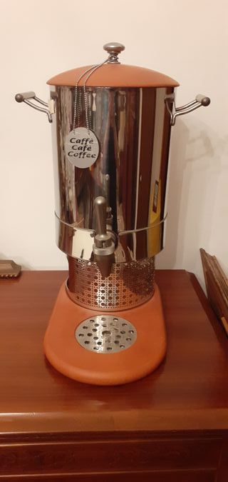 Dispenser bevande calde in legno massiccio.