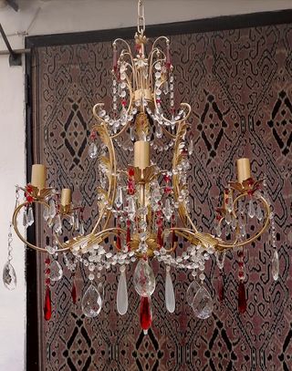 Lampadario molto suggestivo con pendenti in murano