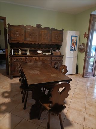 credenza tavolo e sedie stile rustico