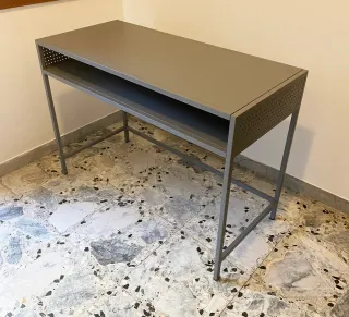 Scrivania in metallo di design nuova