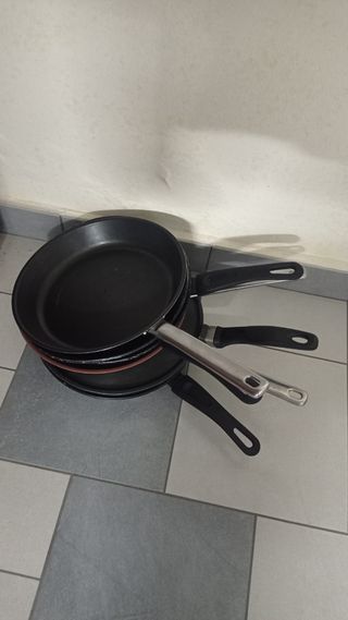 Set di pentole, padelle e piatti usati