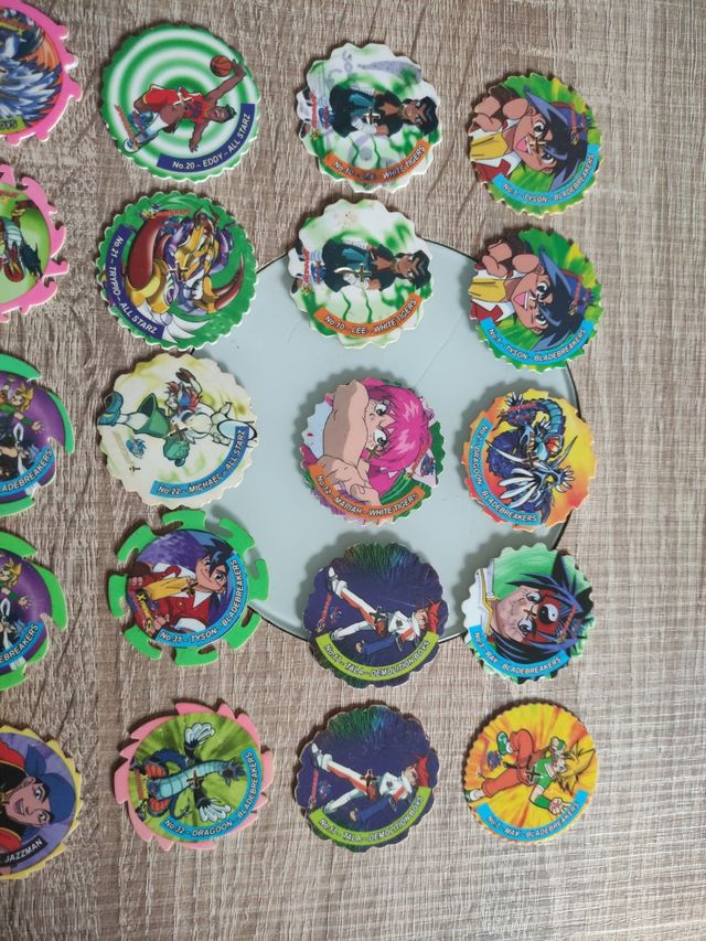 lote 31 tazos spinners beyblade de segunda mano por 30 EUR en ...