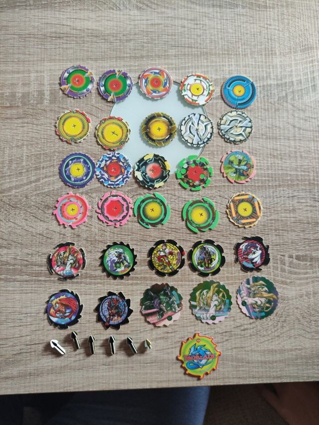 lote 31 tazos spinners beyblade de segunda mano por 30 EUR en ...