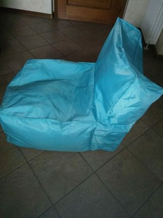 Poltrona puof azzurra, leggere e versatile. 