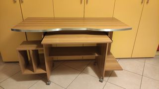 Scrivania con porta pc