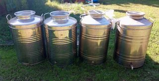 Contenitori per olio in acciaio inox.