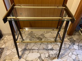 Consolle vintage con ripiani in vetro