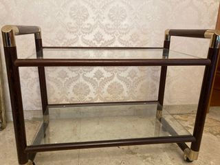 Carrello vintage con ripiani in vetro