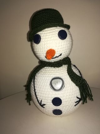 pupazzo di neve fatto ad uncinetto 