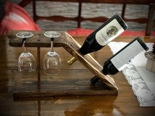 Porta bottiglie e due bicchieri 