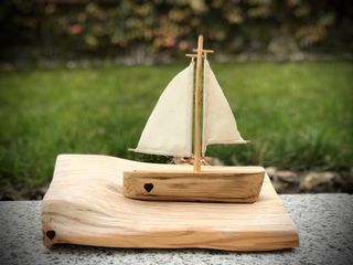 Barca a vela in legno massello fatta a mano