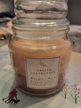VAso di candela profumo di cipria 
