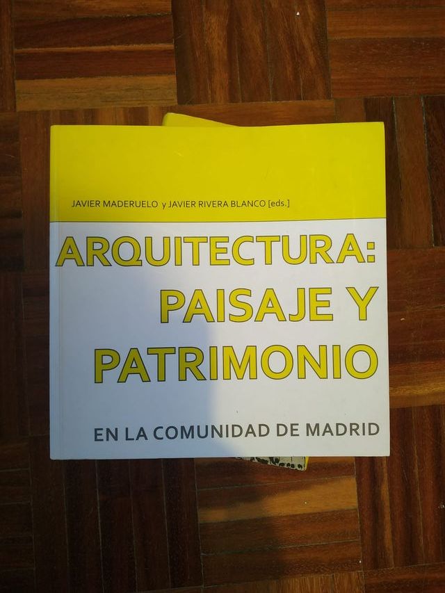 Libro Arquitectura, paisaje y patrimonio en la CAM de segunda mano por 1 EUR en Madrid en WALLAPOP