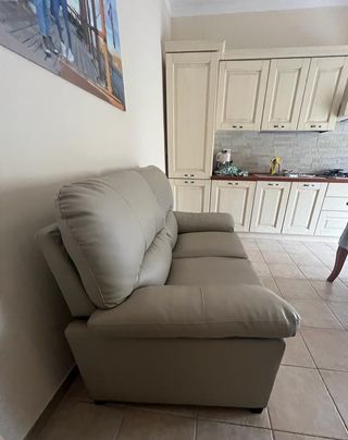 Divano in simil pelle grigio chiaro 160 cm
