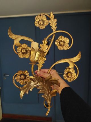 Maestosa applique in ferro battuto dorato.