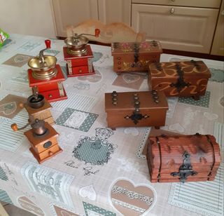 cofanetti e macinini in legno