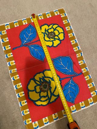 Tovagliolo rosso con fiori 