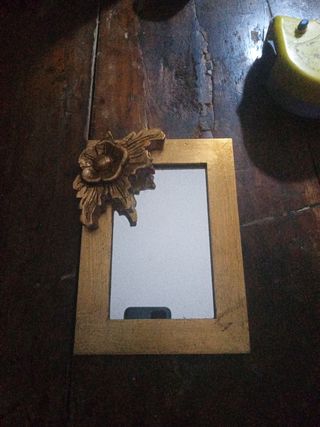 cornice con fregio in legno e specchio