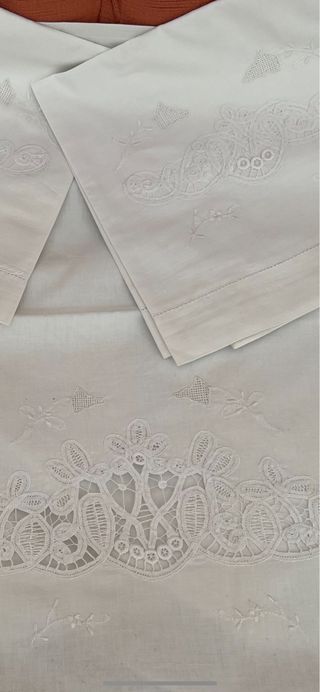 Lenzuolo di lino ricamato a mano 