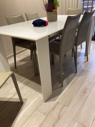 Tavolo piedi bianchi ripiano in cristallo/6swdie