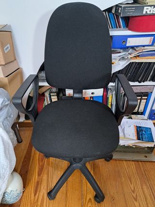 sedia per ufficio nera con rotelle