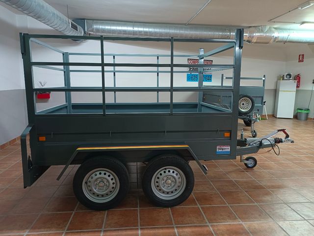 Remolque de dos ejes con freno de inercia de segunda mano por 2.400 EUR en Roquetas de Mar en ...