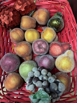 Cesta rossa con frutta addobbi per albero