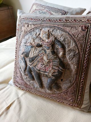 3 cuscini con ricamo indiano antico