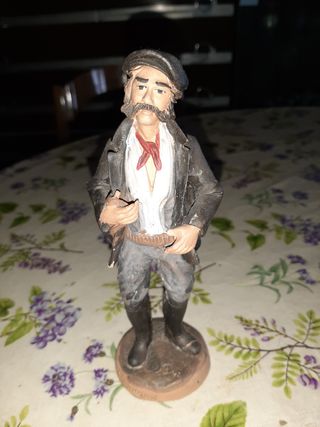 Artigianato. Statuina in ceramica di Caltagirone.