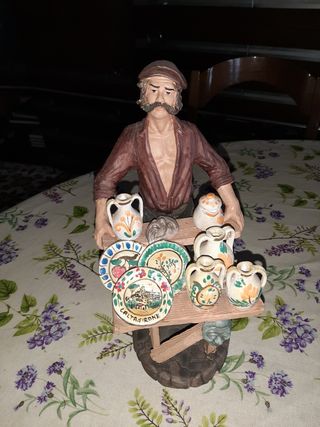 Artigianato. Statuina in ceramica di Caltagirone.