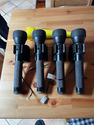 4 torce con base di ricarica a 12 V. FSV