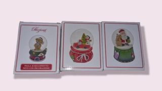 palle di natale con neve 