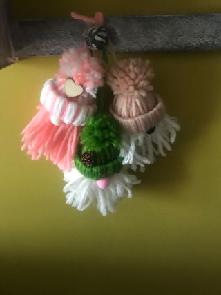 Gnomo e cappellini di lana