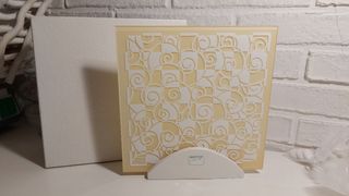 dama con scatola giallo 