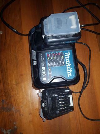 carica batteria con batterie Makita