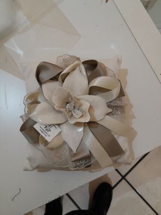 cuscino con fiore porcellana ,pizzo e punto luce