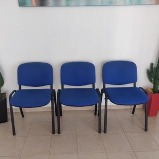 Tre sedie imbottite blu da ufficio 