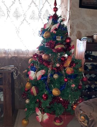 albero di Natale completo di addobbi