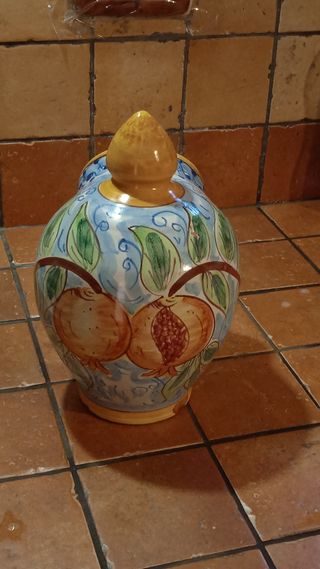 porta sale in ceramica di Caltagirone 