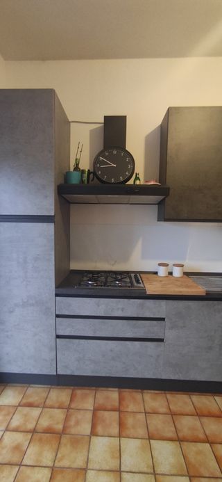 cucina con elettrodomestici