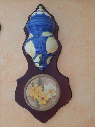 contenitore da parete con piccolo quadro sotto