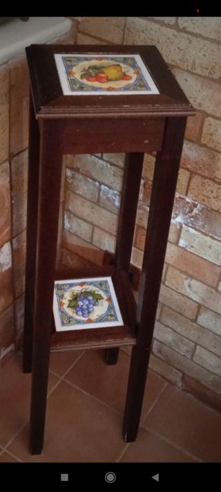 angoliera in legno con mattonelle 