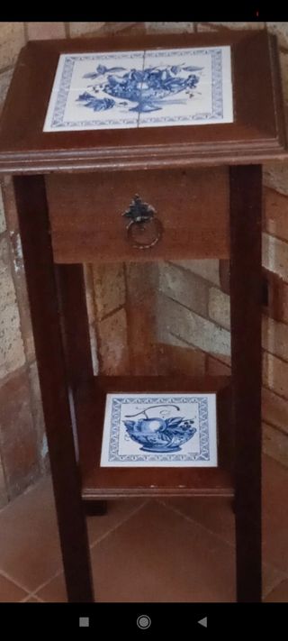 angoliera in legno con cassetto e mattonelle 