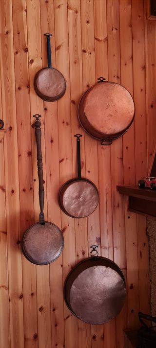 Set di vecchie pentole e tegami in rame 