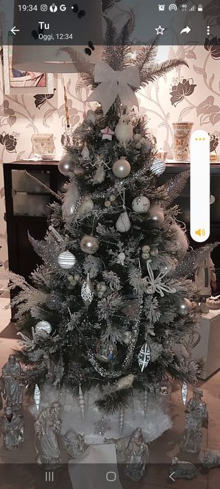 albero di natale innevato ricco di rami