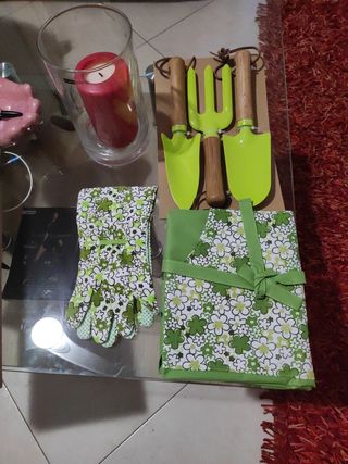 set da giardinaggio guanti, grembiule e atrezzi 