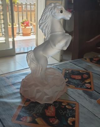 STATUINA DI UN CAVALLO IN VETRO ROSA OPACO
