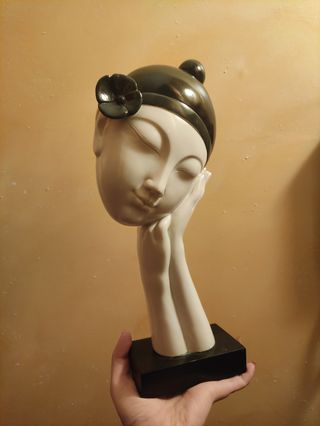 soprammobile a forma di viso in ceramica