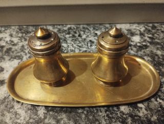 Mini saliera e pepiera in ottone. bellissima 