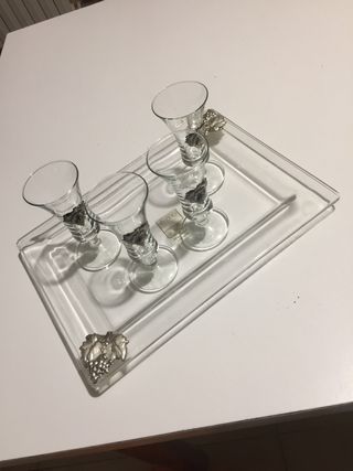 Vassoio con bicchierini da liquore